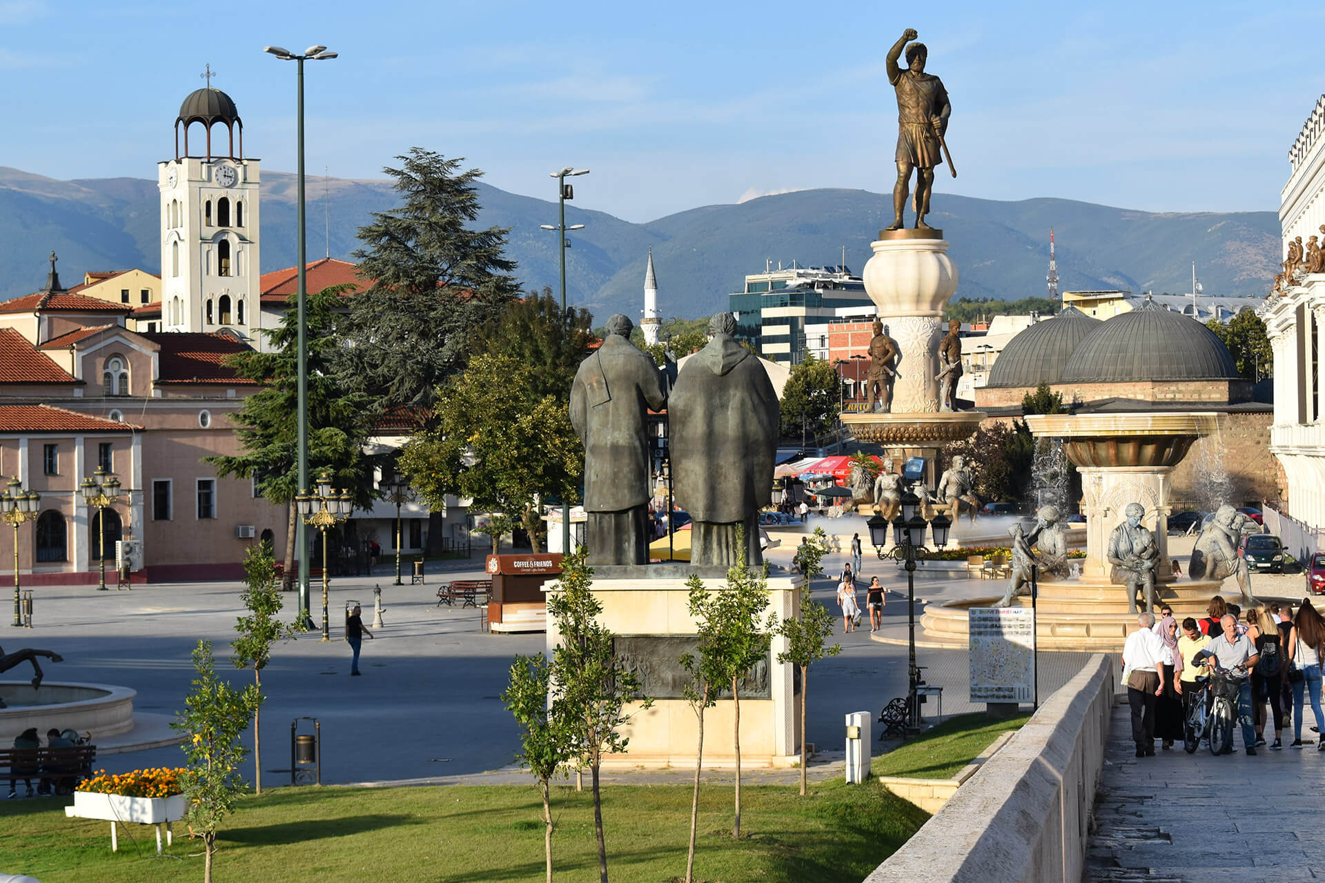Skopje, el bizarro cóctel de estatuas y mezquitas | Tintineando